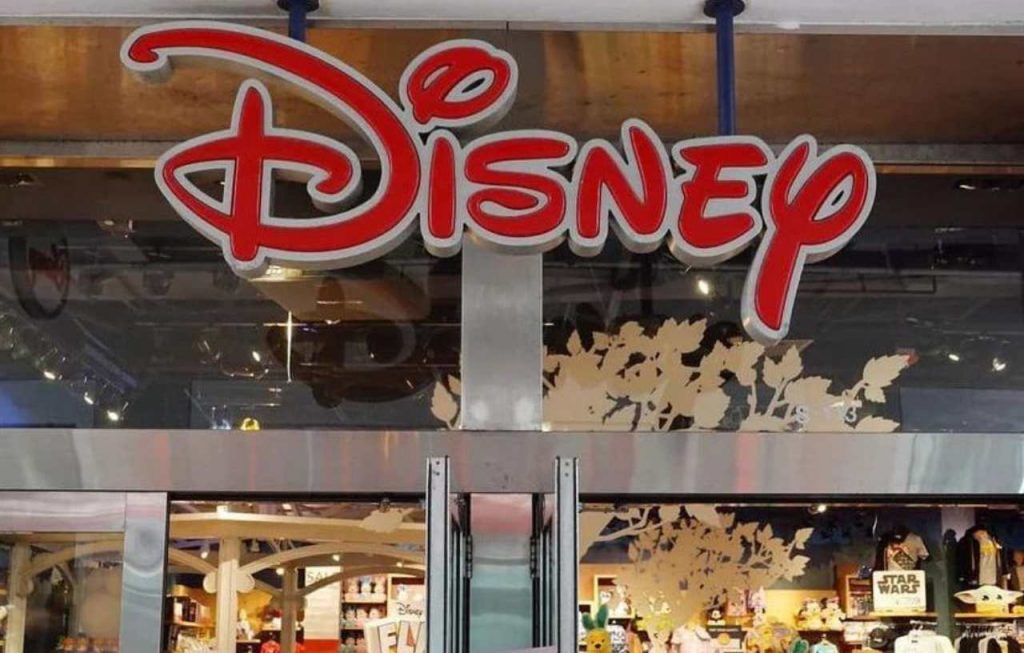 Napoli. Chiude il Disney Store, la protesta dei dipendenti: "Non ...