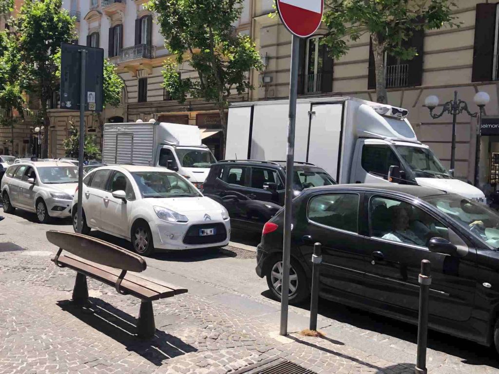 Napoli, al Vomero carico e scarico delle merci a tutte le ore ...