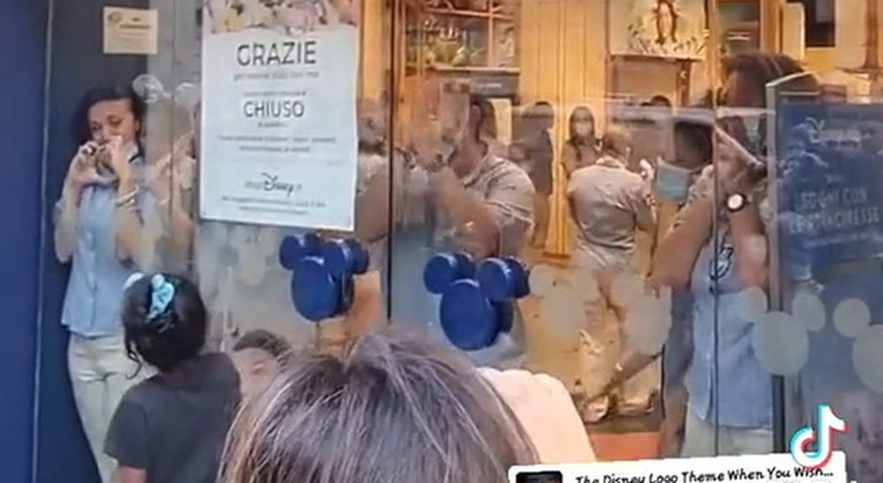 Napoli, chiude il Disney Store: le lacrime dei dipendenti commuovono il ...