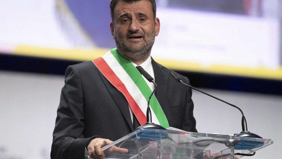 Bari, indagato anche Alessandro D'Adamo, assessore al Bilancio: Decaro ...