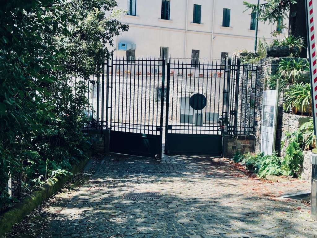Napoli, villa Floridiana, via Aniello Falcone, cancello aperto ...