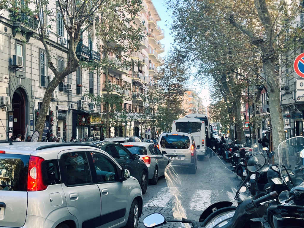 Vomero, via Scarlatti: stamani traffico paralizzato dai pullman ...