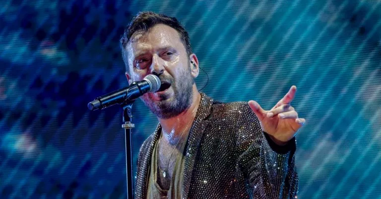 Cremonini incanta Napoli: emozione e spettacolo allo Stadio Maradona ...