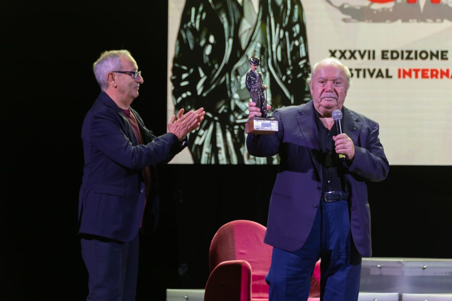 Lino Banfi, risate, ricordi e l’abbraccio col cugino: standing ovation ...
